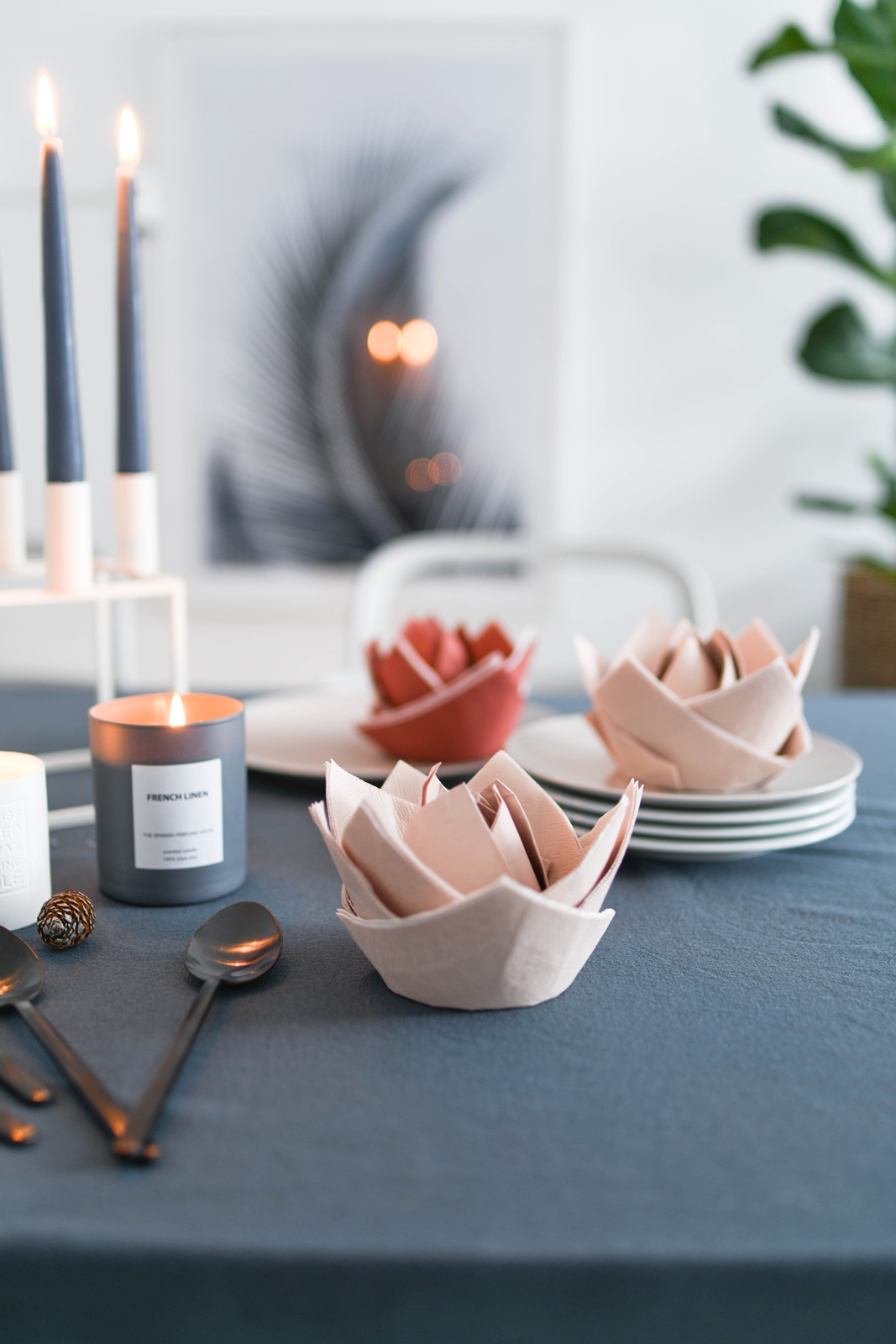 Tischdeko-Idee für den Valentinstag: Elegante Servietten-Rosen im Glas ...