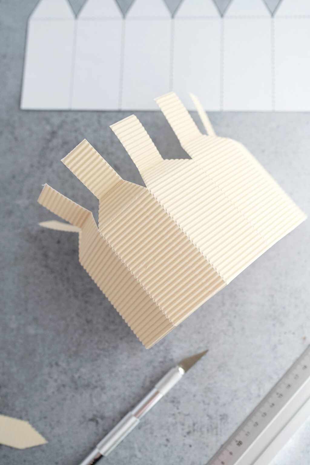 Schönes Blendwerk: Vasen-Set aus Wellpappe falten