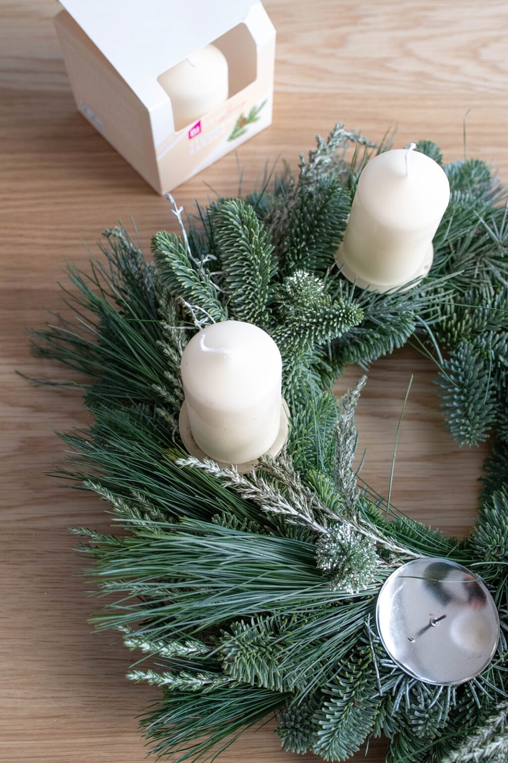 Stecken statt binden: DIY Adventskranz aus Tannengrün und Seidenkiefer